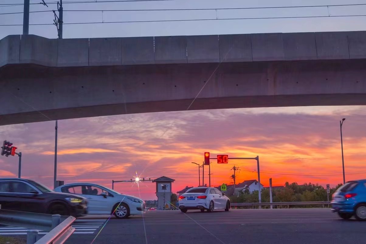 Beautiful!Nanjing Shijiu Lake Bridge is on fire - iNEWS