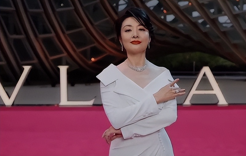 Zhou Tao: In the fashion circle for the first time, 11 big-name ...