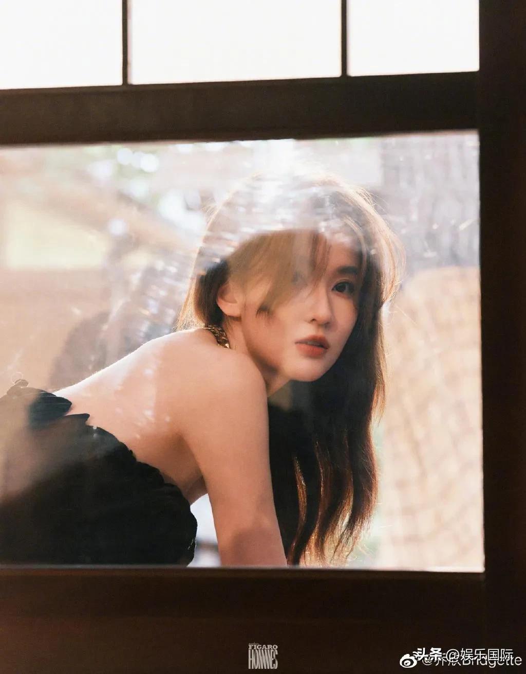 Qiao Xinxiu's slender shoulders and neck under the light and shadow of delicate facial features ...