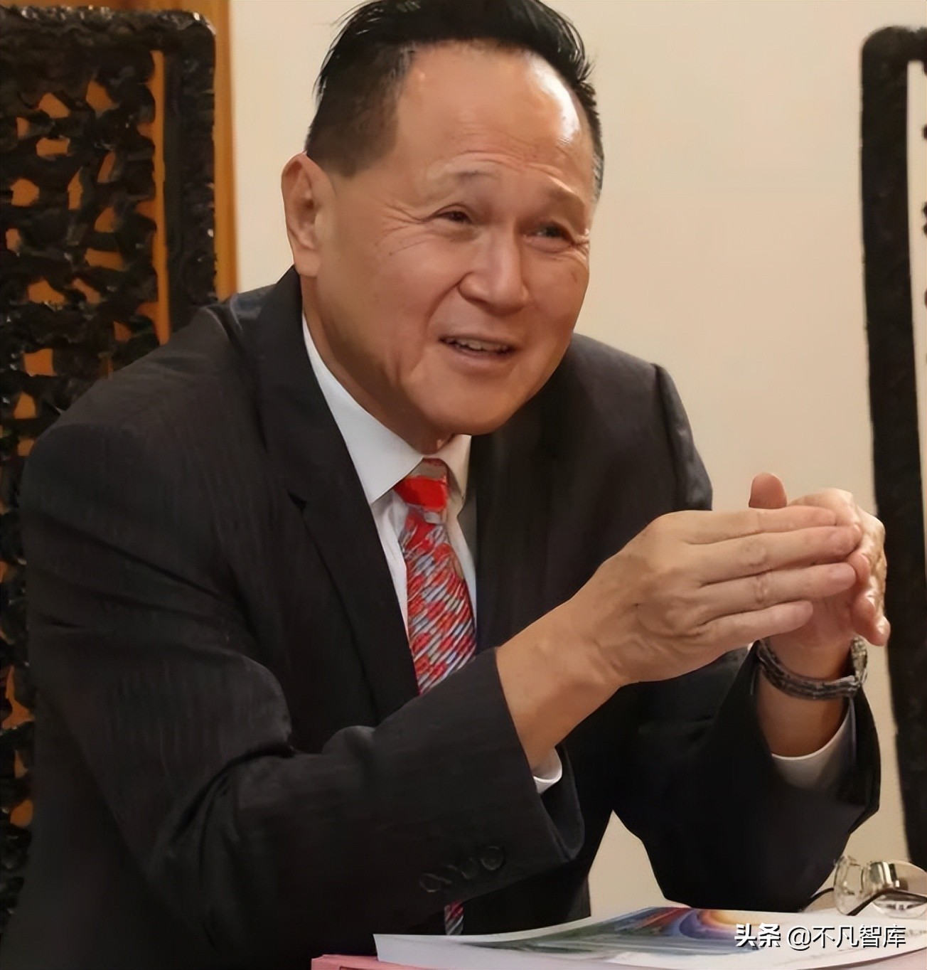 Take Zheng Yutong to do real estate together, and hang shoulders with ...