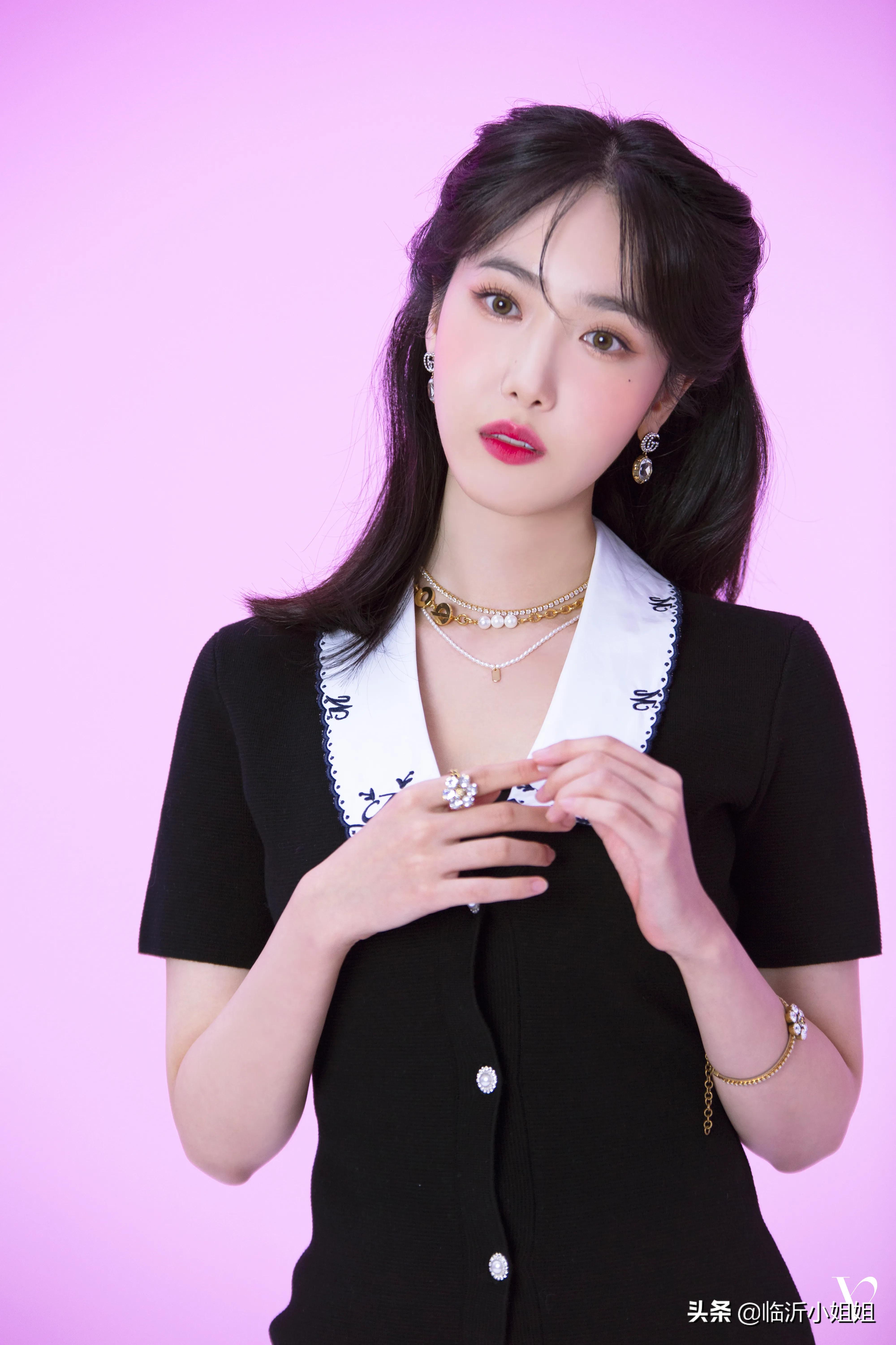 Huang Enfei, a refreshing and beautiful young girl, with a tender and ...