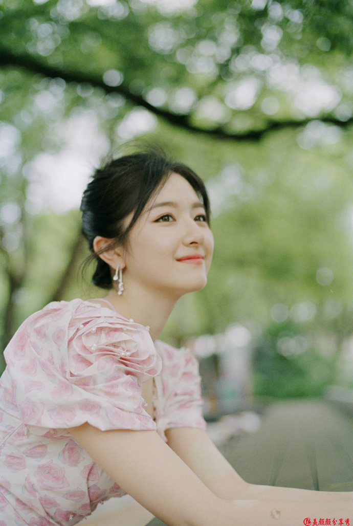 Gentle Li Randi's shallow smile is very charming - iNEWS