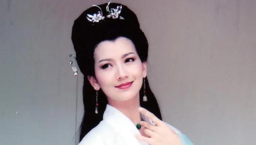 70-year-old Zhao Yazhi lives younger and younger, wearing a pink fairy ...