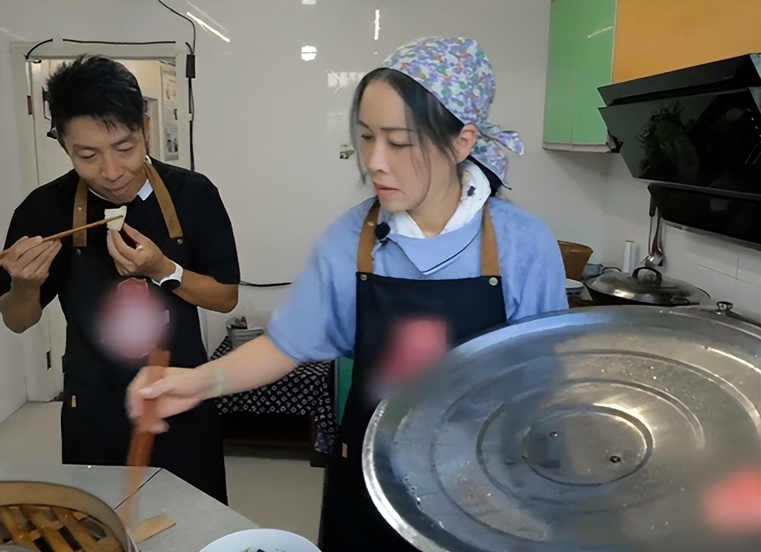 Na Ying worked too hard to cook on the stove in the countryside ...