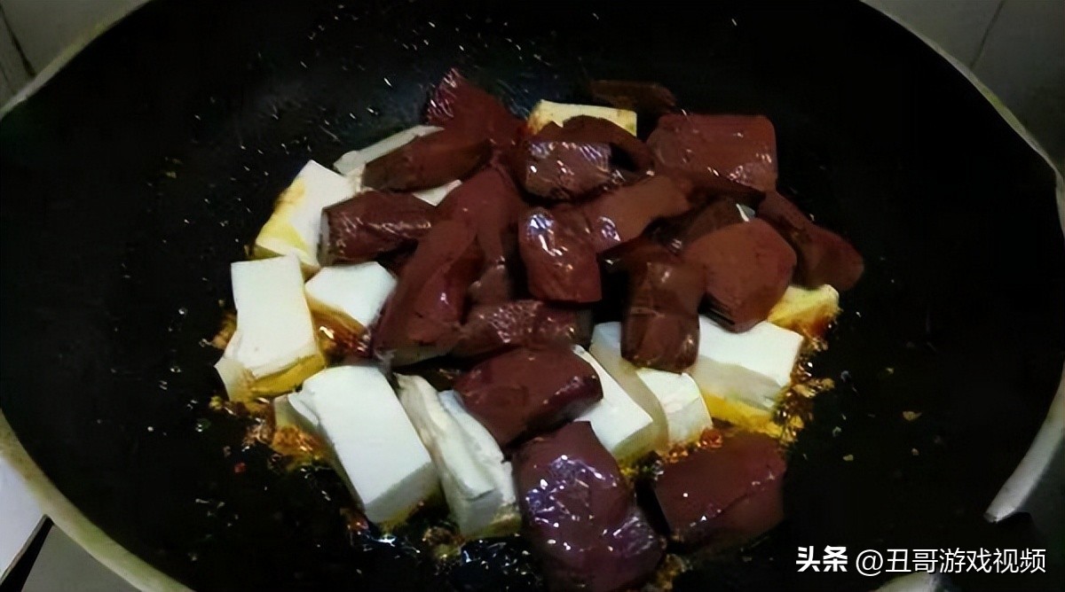 Stir-fried Tofu with Pig's Blood - iNEWS