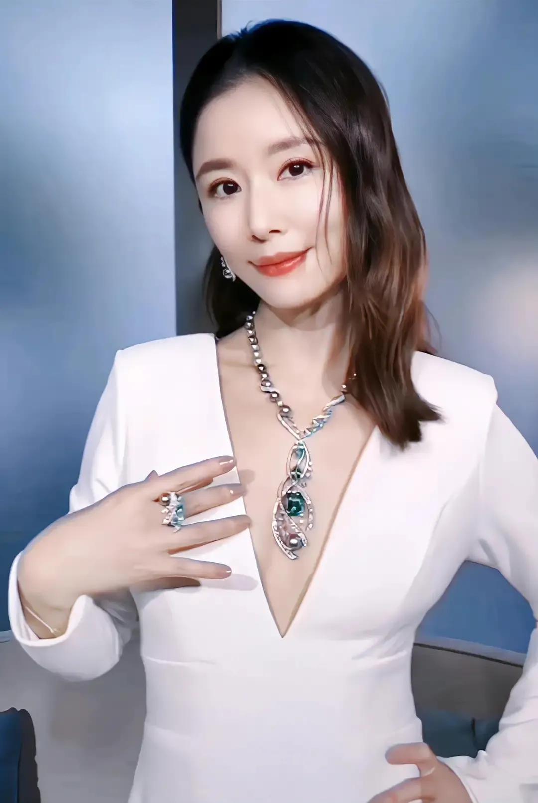 "Three Beauties of Pearls" ~ Ruby Lin - iNEWS