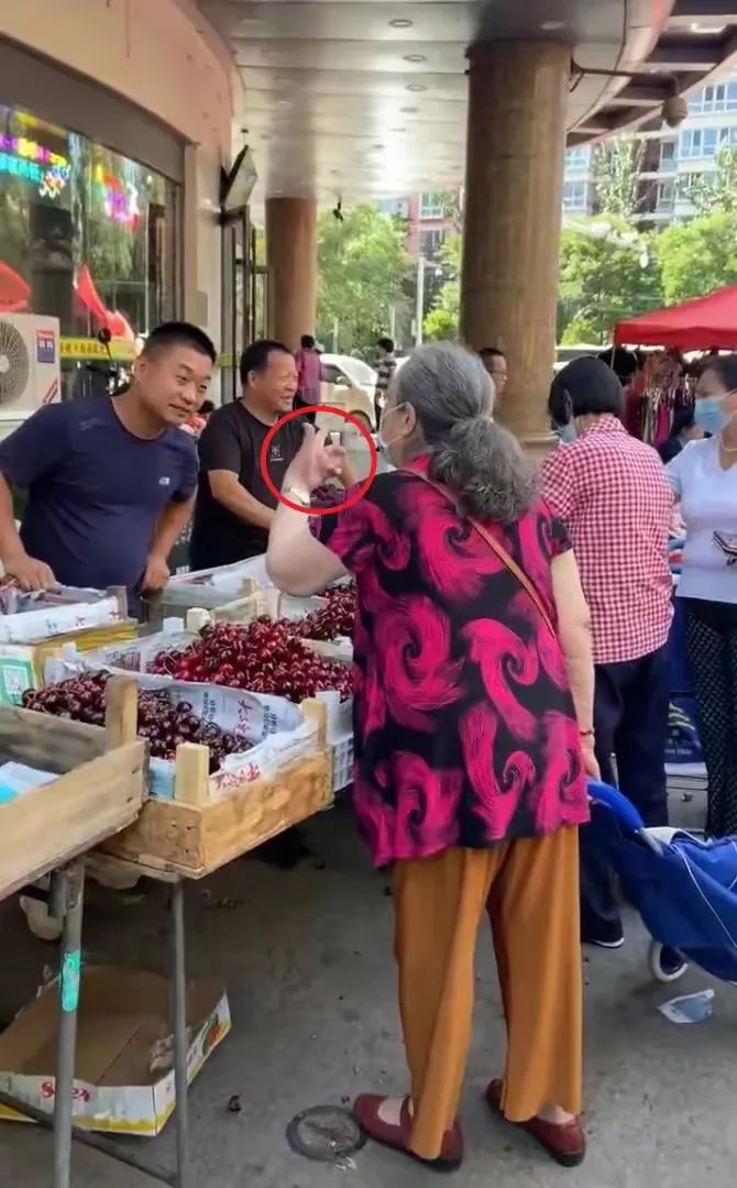 The 87-year-old actor Li Mingqi thinks it is too expensive to buy fruit ...