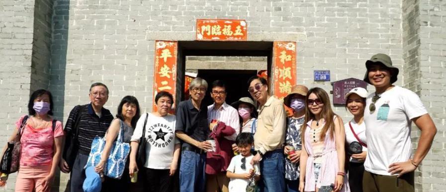 Hong Kong star Wong Pak Ming and his family return to his hometown in ...