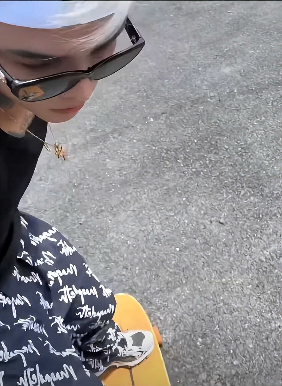 Yin Shihang appeared in the Qiandao Lake surfing, dressed up and hit ...