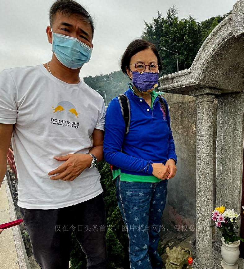 Wang Mingquan visited the graves of his parents-in-law and squatted on ...