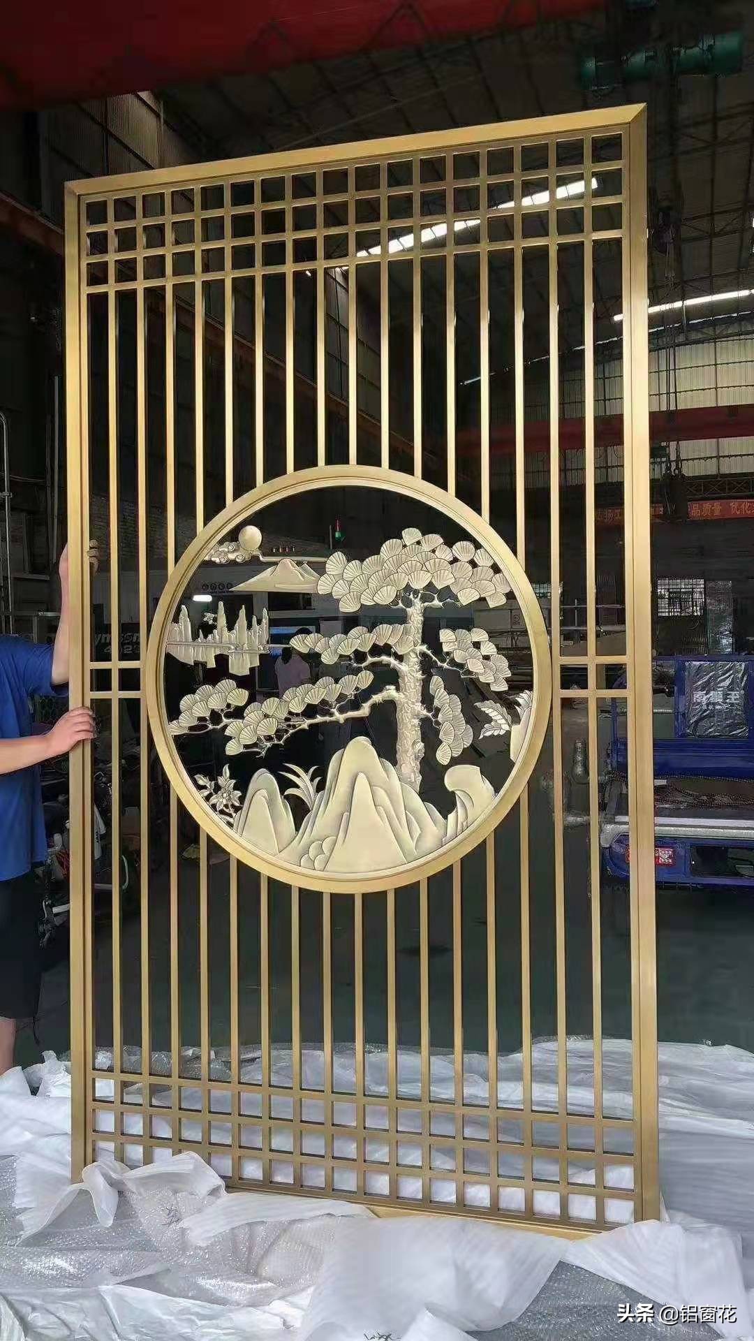 Production of artistic sculptured aluminum screens - iNEWS
