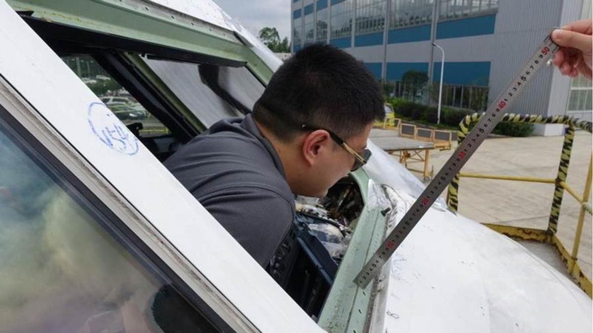 The A319 windshield that burst in the air, Sichuan Airlines Flight 8633 ...