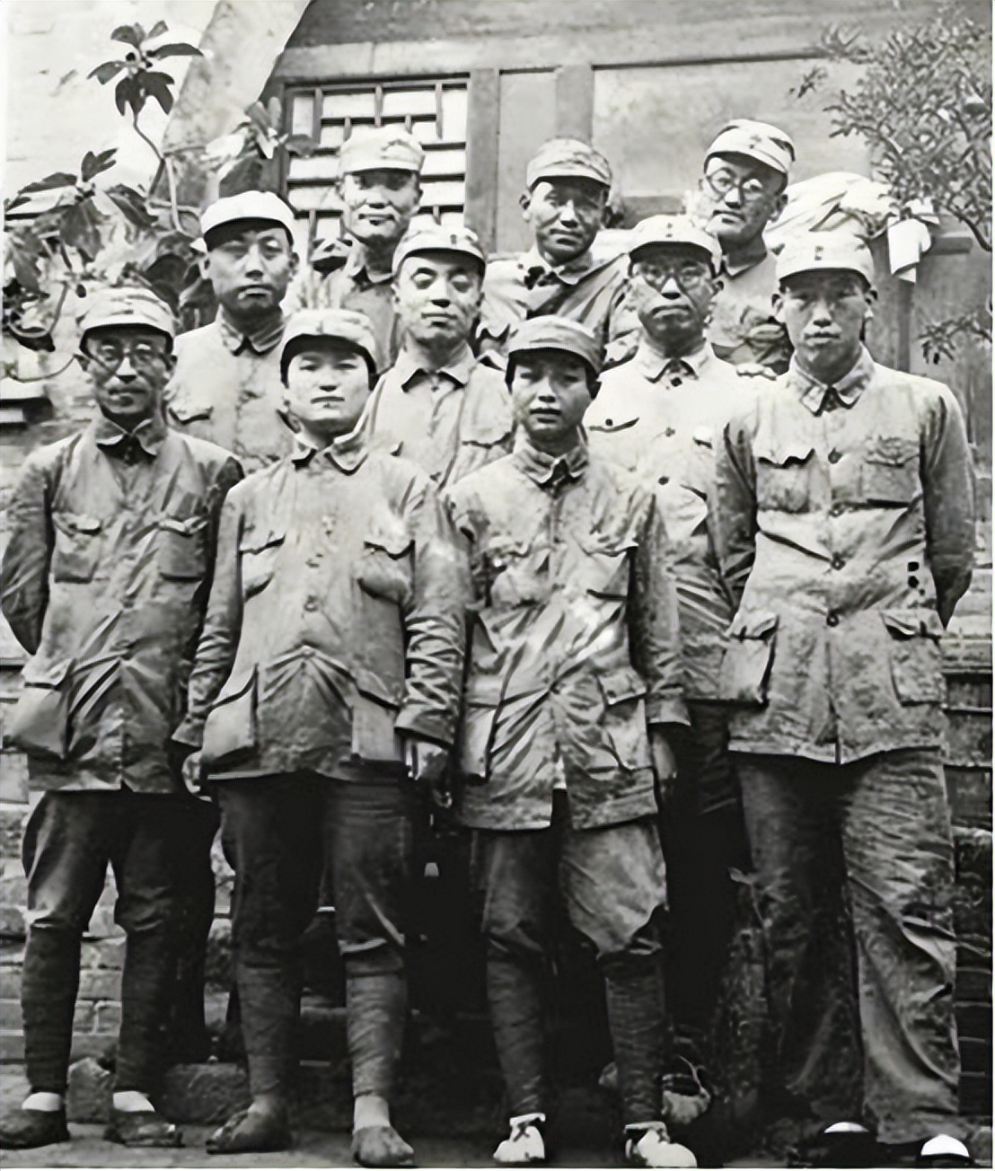 In 1950, Chen Guang was trapped by Li Zuopeng, and he set himself on ...