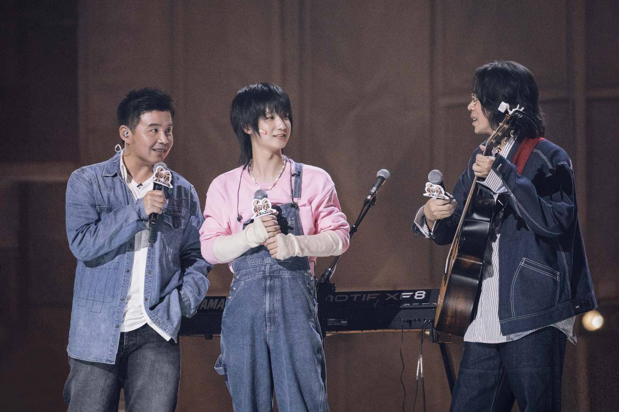 Shuimunianhua [Our Folk Song 2022] is amazing on the first stage, Huang ...