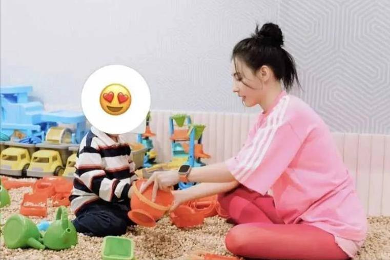 Cecilia Cheung and Sun Donghai appeared in the swimming pool, wearing ...