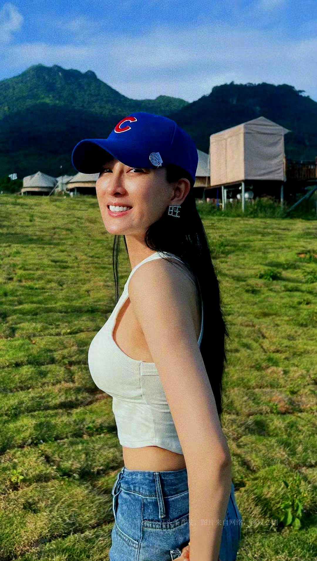 Beautiful posture and bold clothing, Ma Su's waist-baring vest cannot ...