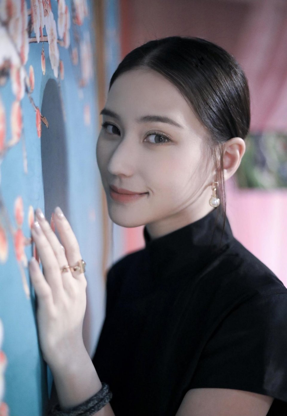 He Chaolian posted her graduation photos from the University of London ...