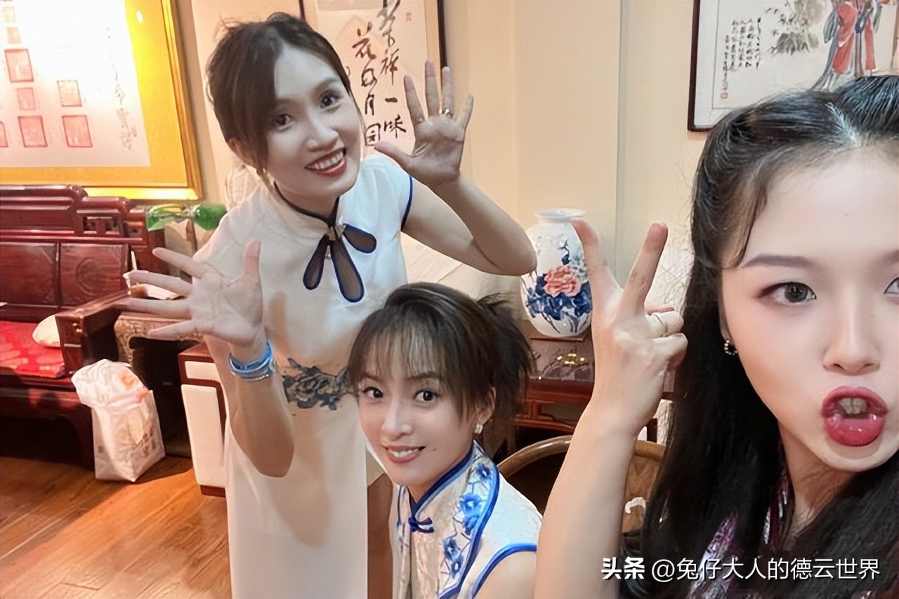 Talking about cross talk with three actresses on the same stage, the ...