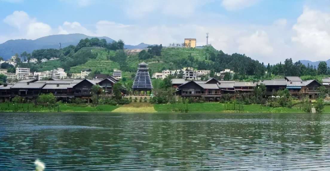 Danzhai Wanda Town became popular not only because of the beautiful ...