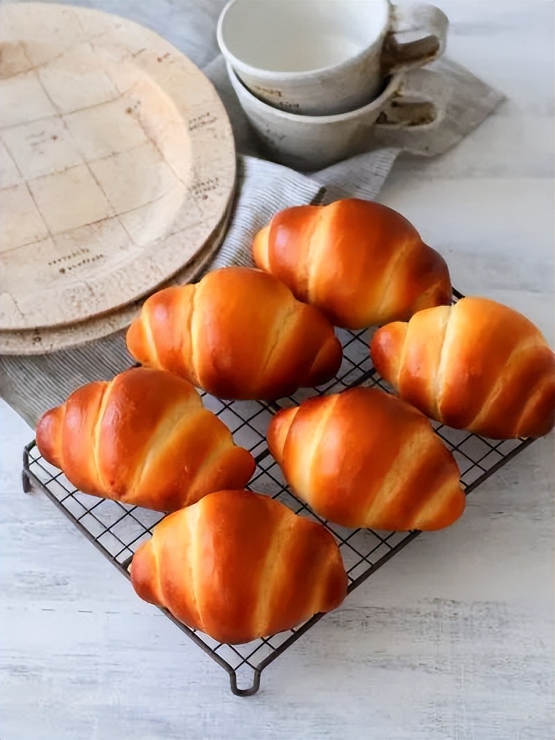 Who can stand this! The milky "Salt Croissant" sold out as soon as it ...