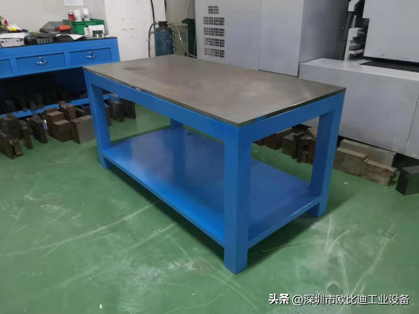 Fitter's work table with pegboard drawers - iNEWS