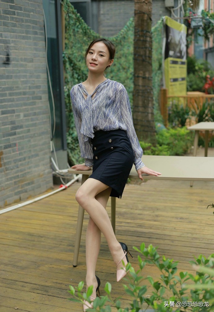 Delicate face and graceful figure make people fall in love at first ...