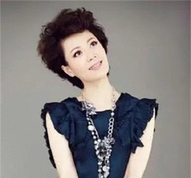 Li Wenjing, a 48-year-old CCTV host, has been wearing a wig for more ...