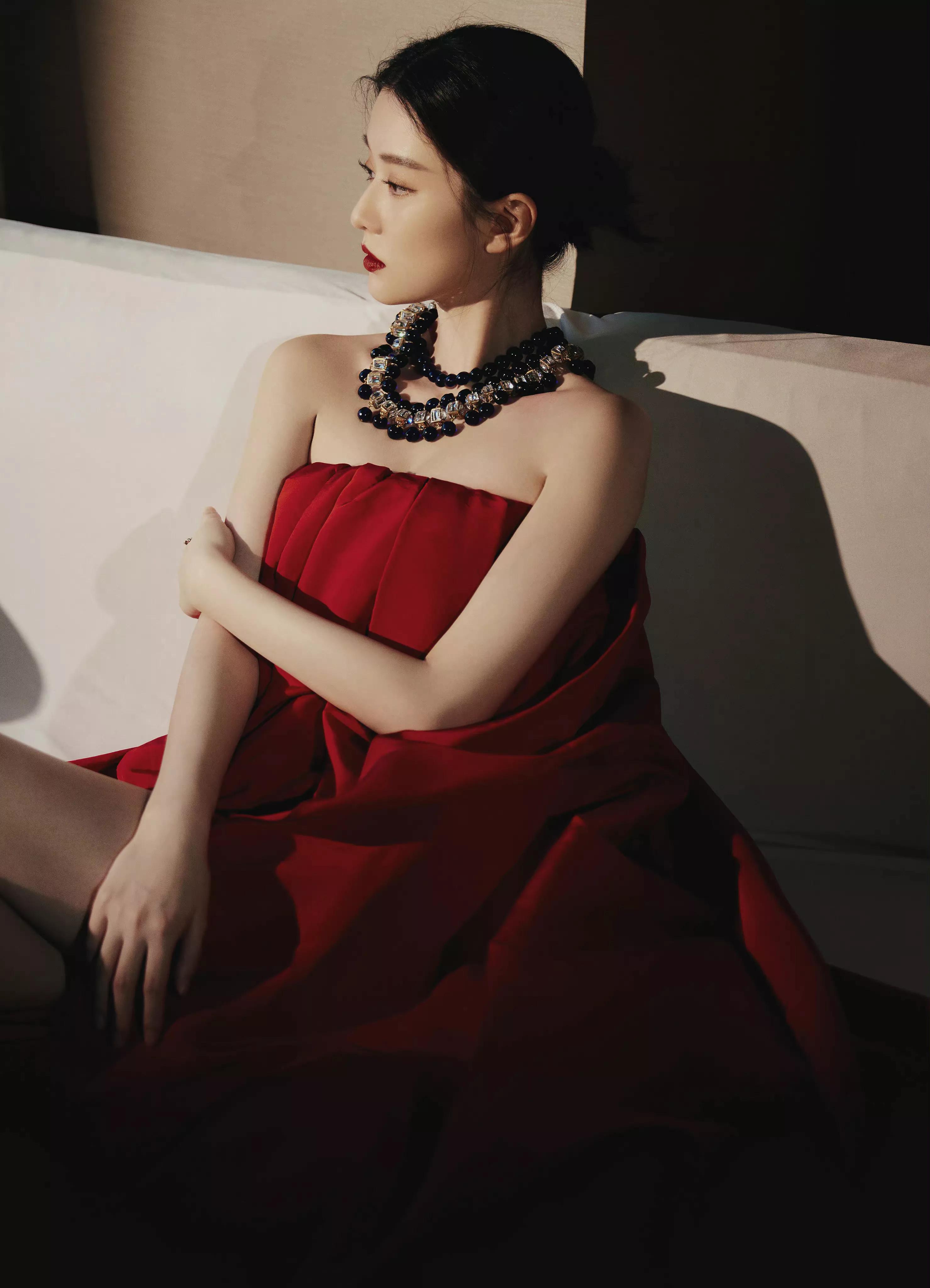 Qiao Xin's photo, wearing a red tube top cloak skirt, beautiful legs ...