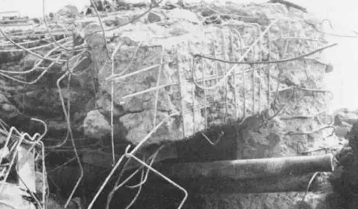 In 1979, the blasting tube was launched by the enemy, and he bent down ...