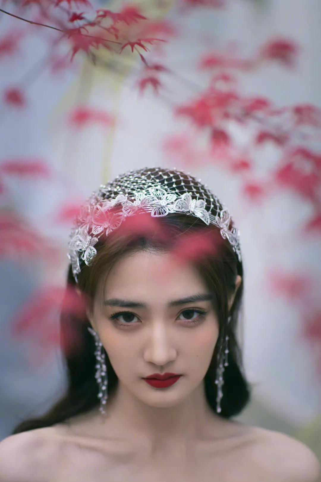 Xu Lu wore a deep V sleeveless dress, showing off her delicate face and ...