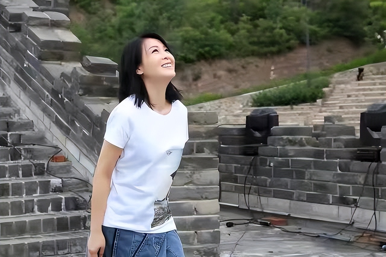Liu Ruoying took her son to the camera for the first time, her ...