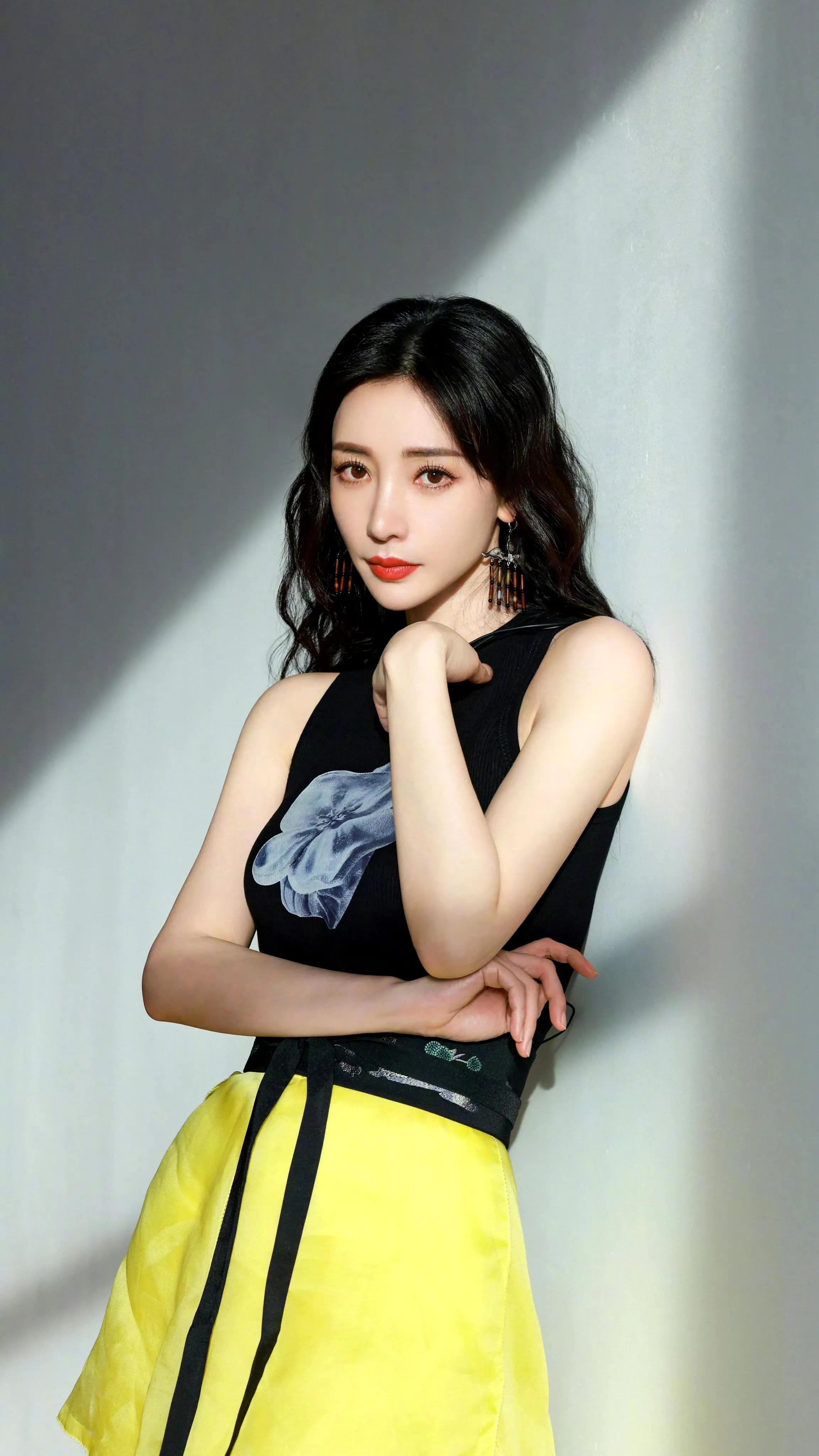Liu Yan 230805 Exquisite Atlas Exquisite Charm - iNEWS