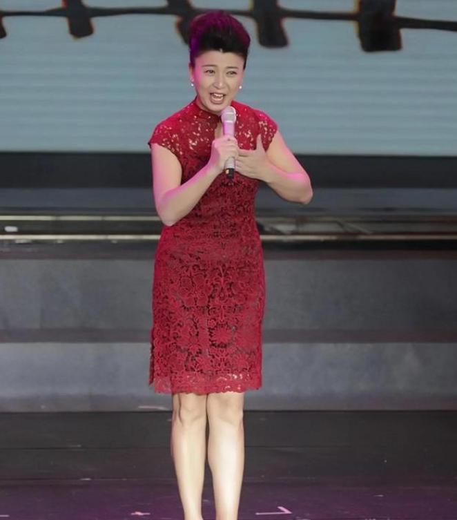 With exquisite facial features and a plump figure, Yan Xuejing is ...