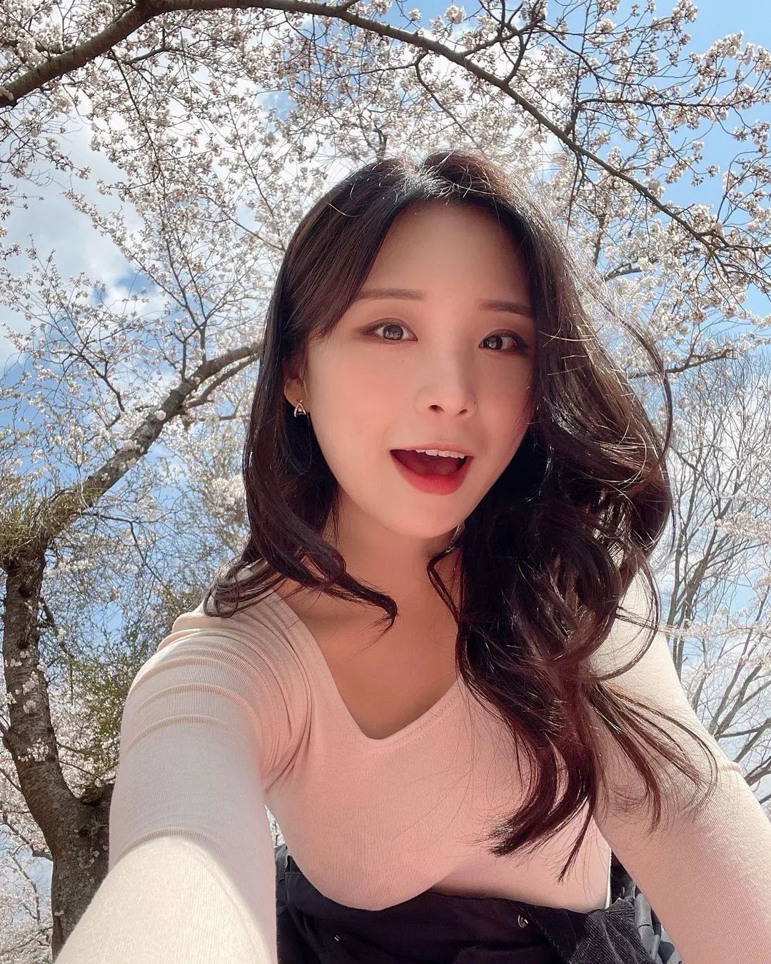 Sexy and charming yoga teacher GgotBBang - iNEWS