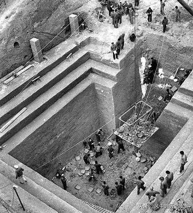 He is "the first brother in the tomb robbery world", and later joined ...