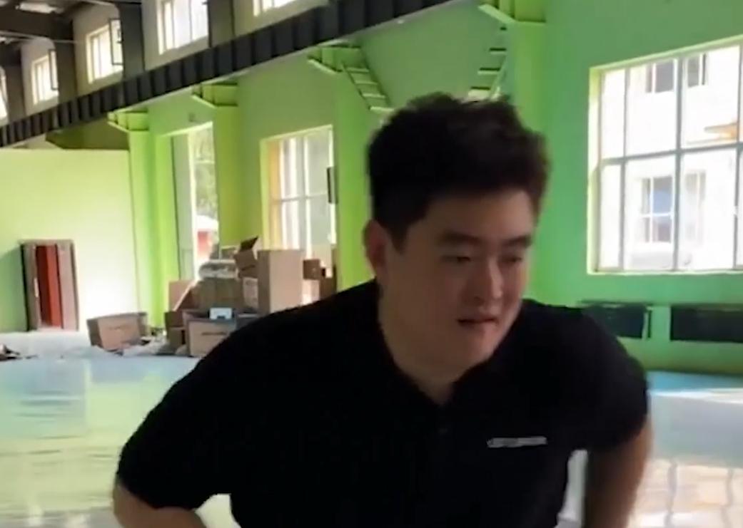 Zhao Yinan: He was favored by Zhao Benshan, flaunting his wealth with a ...