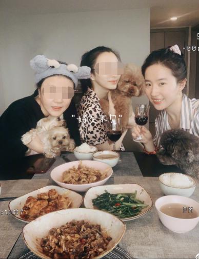 34-year-old Liu Yifei was photographed drinking coffee without makeup ...