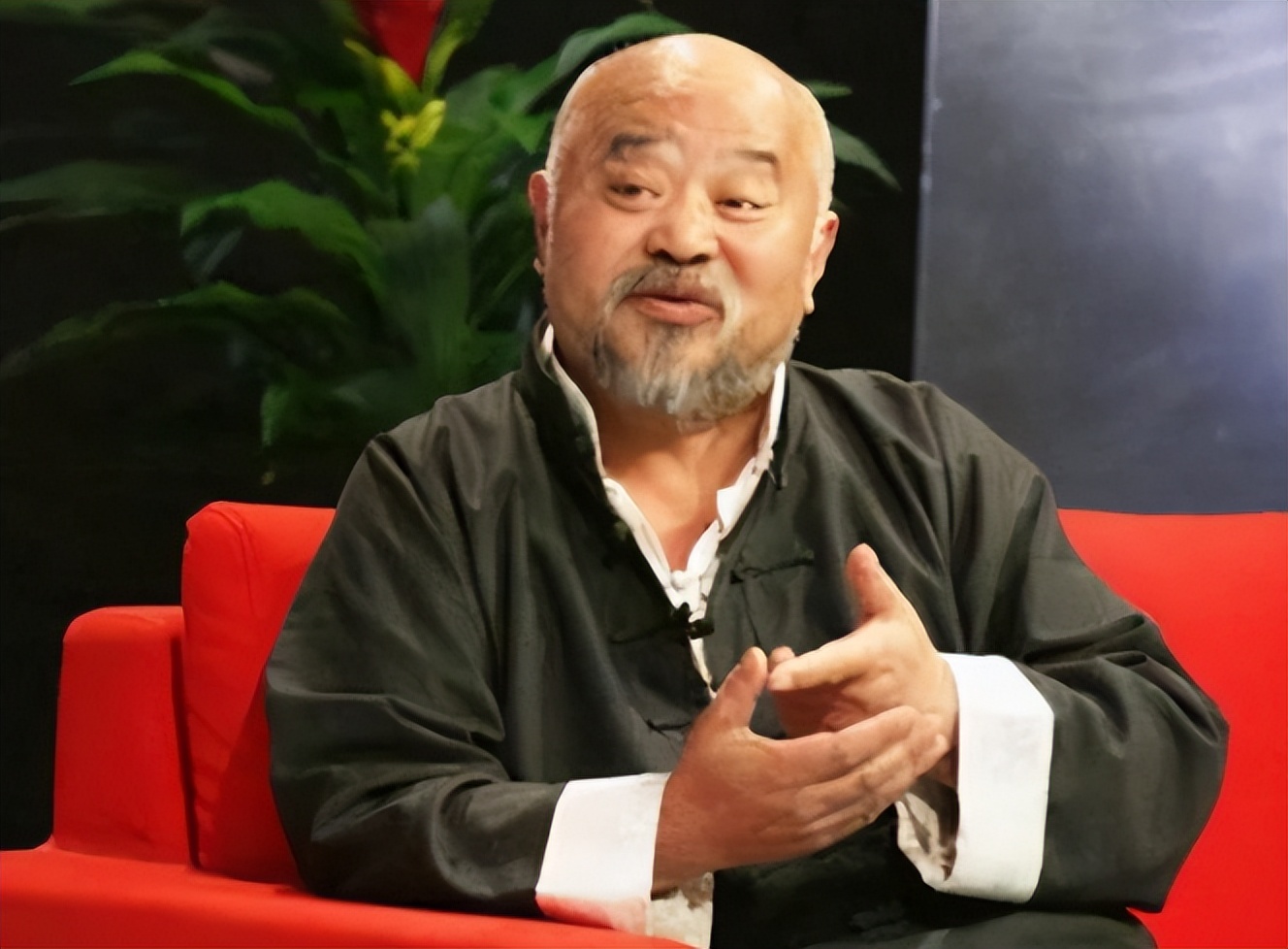 67-year-old actor Li Qi skipped rope at home to lose weight, dressed ...