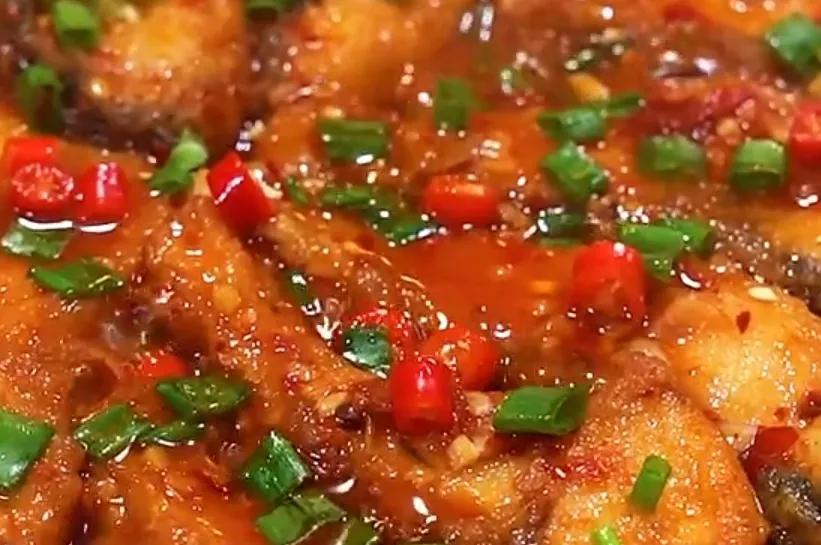 Delicious spicy grass carp - iNEWS