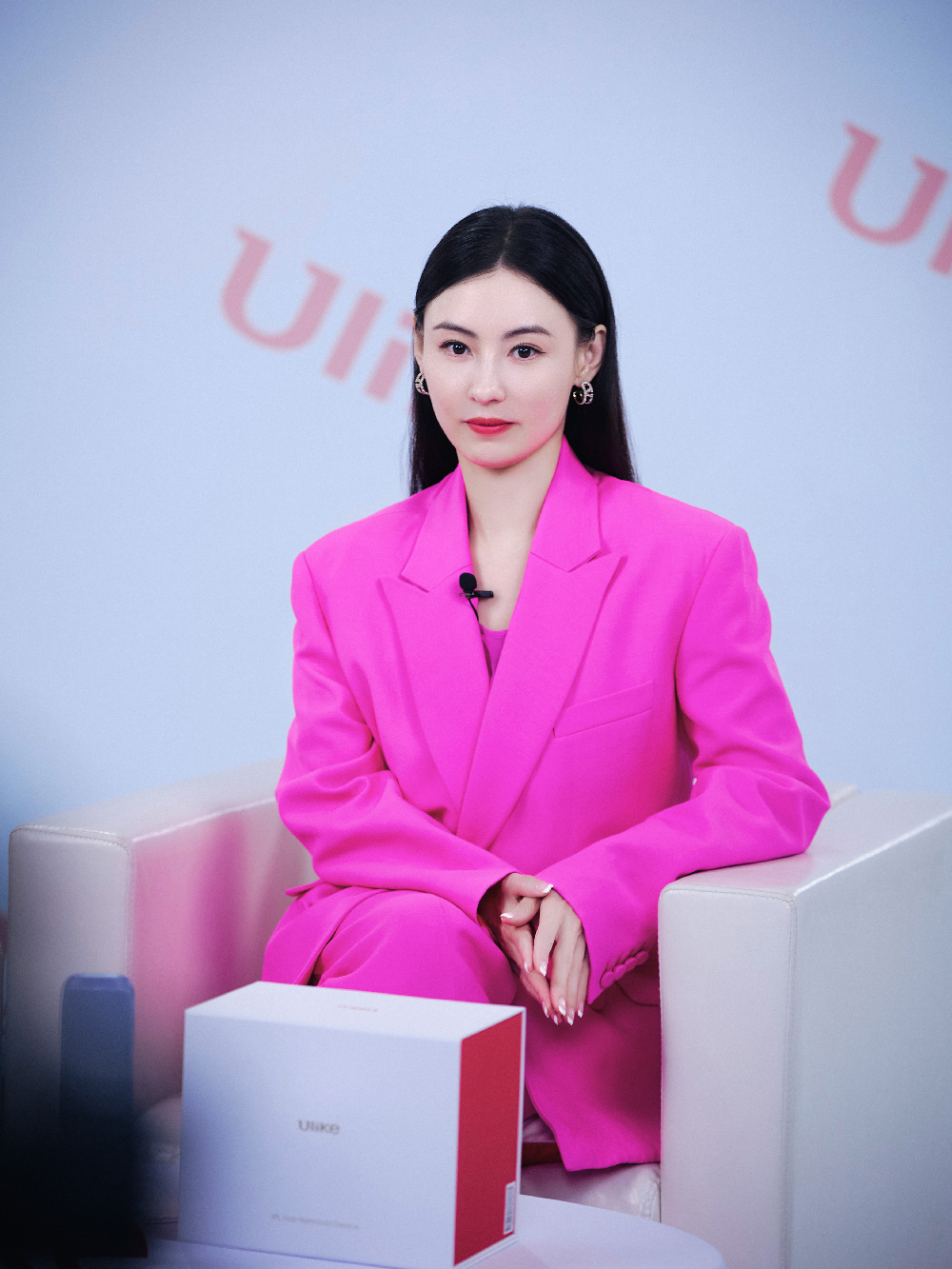 Cecilia Cheung's live broadcast is in perfect condition. The rose red ...