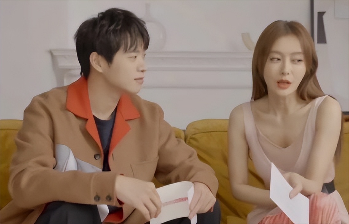 Qin Lan and Wei Daxun took a walk by the seaside, and 3 details revealed the status of their ...