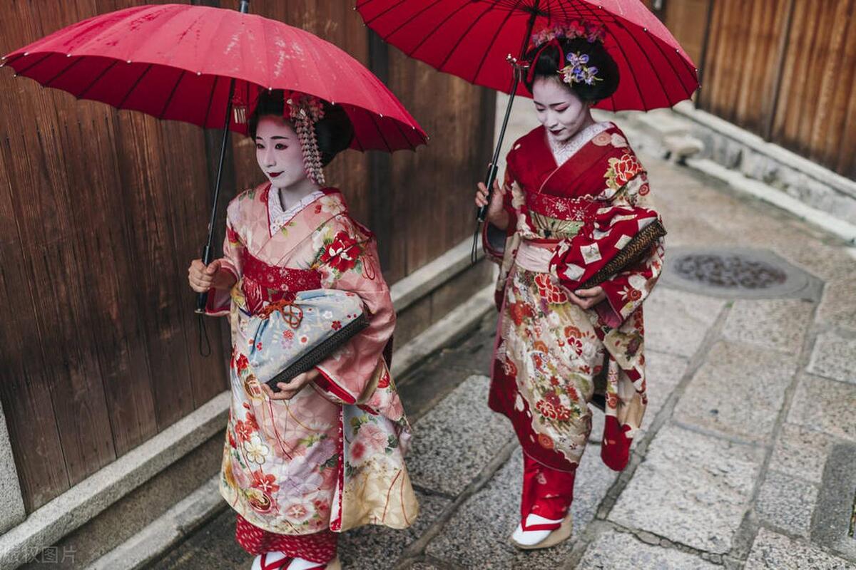What is the occupation of a Japanese geisha? - iNEWS