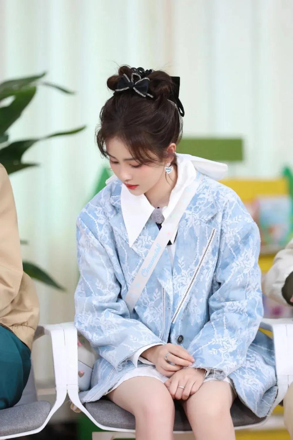 Bailu, with collagen all over his face, brushed eyes, superb acting ...