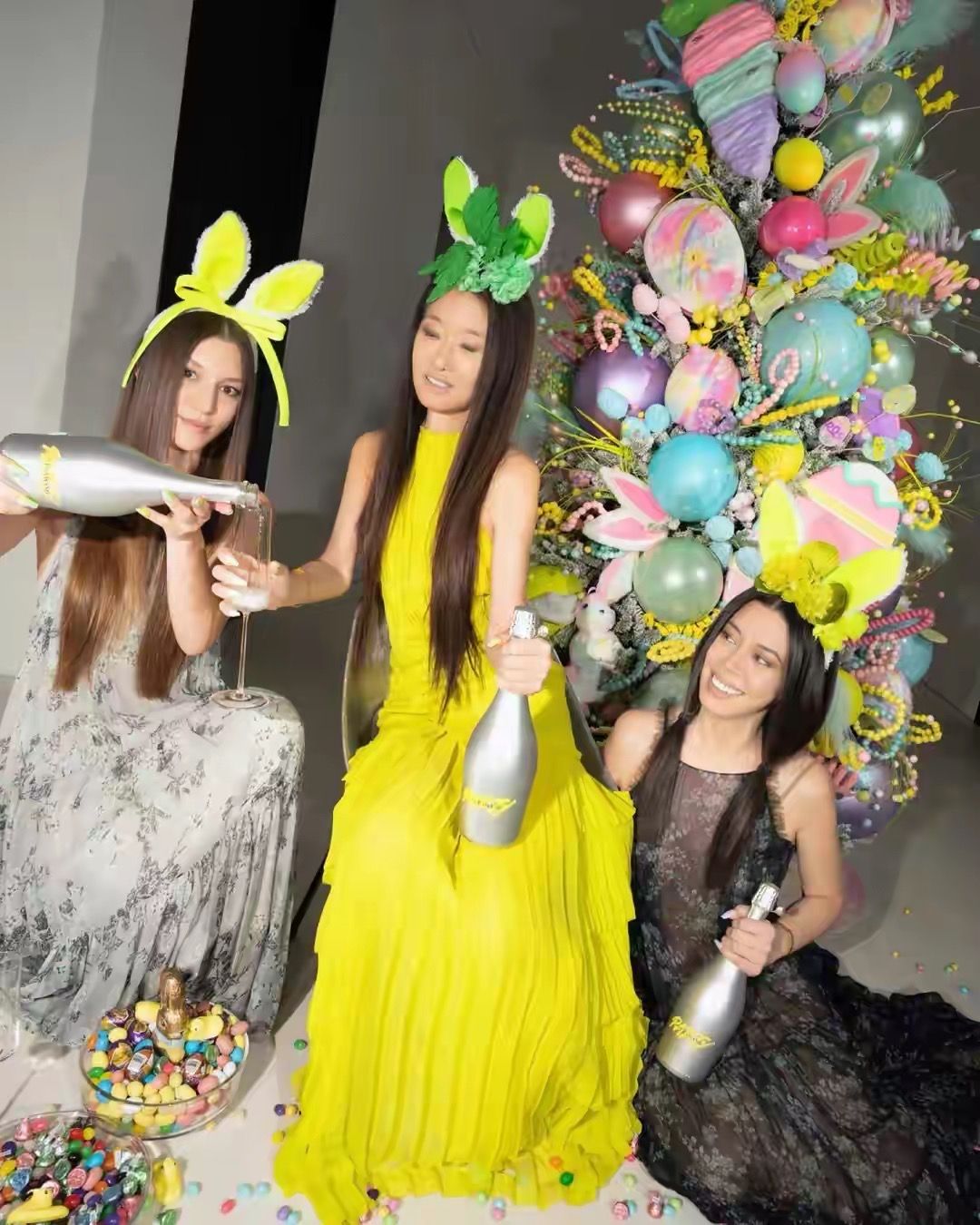 Wang Weiwei showed up with her two daughters. She dressed up as a ...