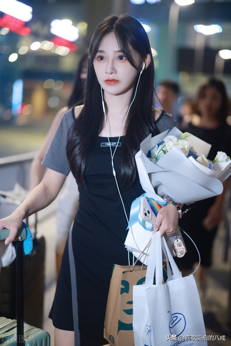 SNH48 member Su Shanshan appeared youthful and cute in a short skirt at ...