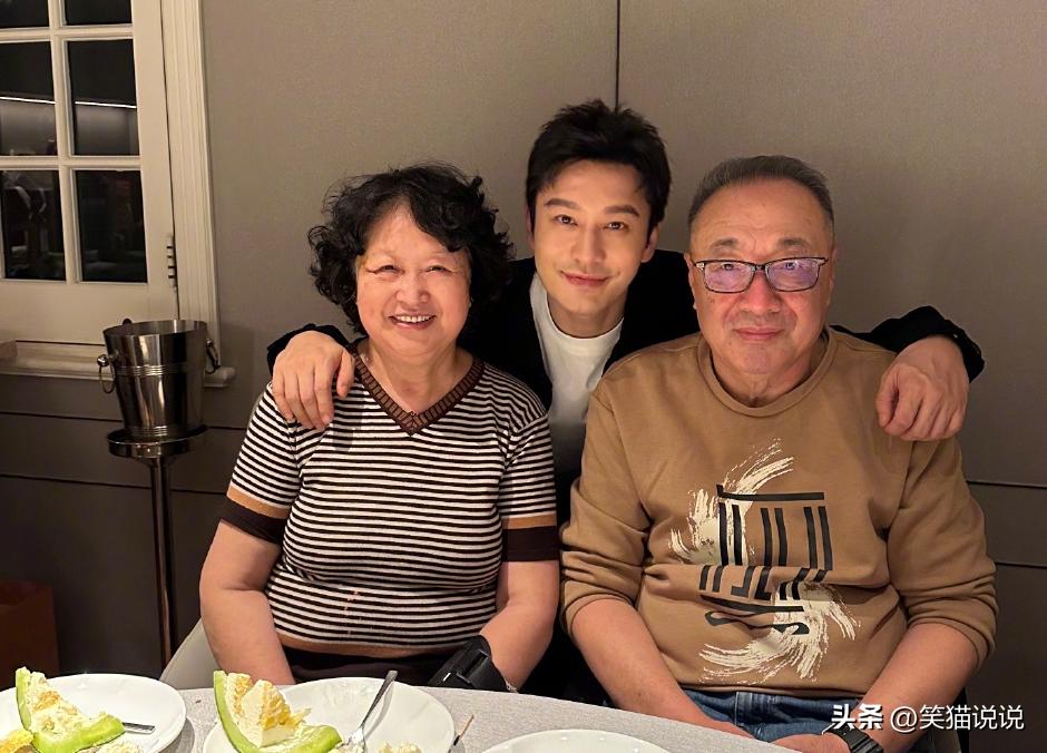 Huang Xiaoming took a photo to celebrate his father's birthday. He ...