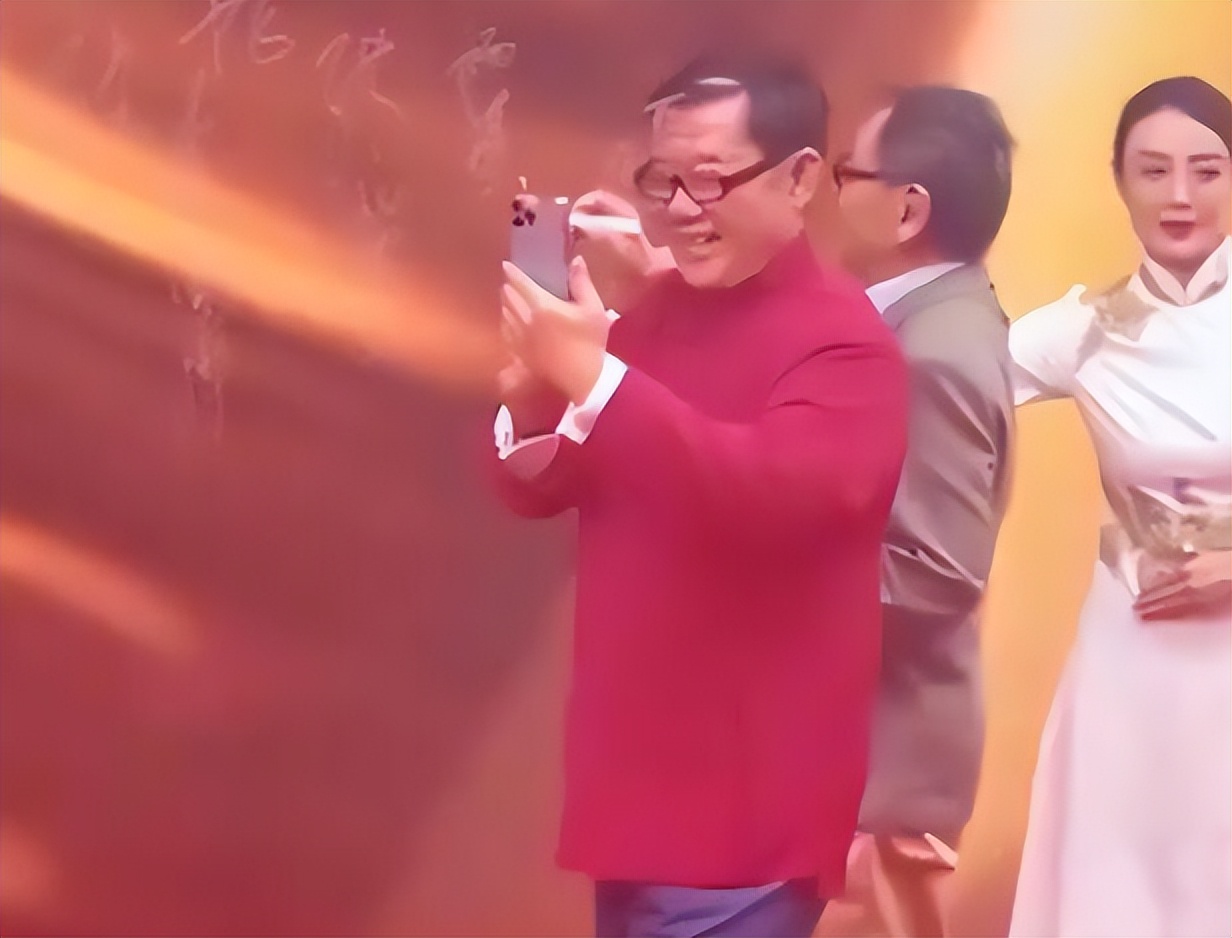 Li Liqun attended the Huabiao Awards and used his mobile phone to shoot ...