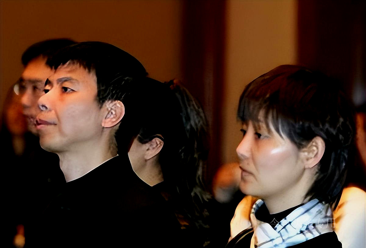 55-year-old Xu Fan visits Feng Xiaogang, 17-year-old Xu Duo is still sitting in her mother's ...