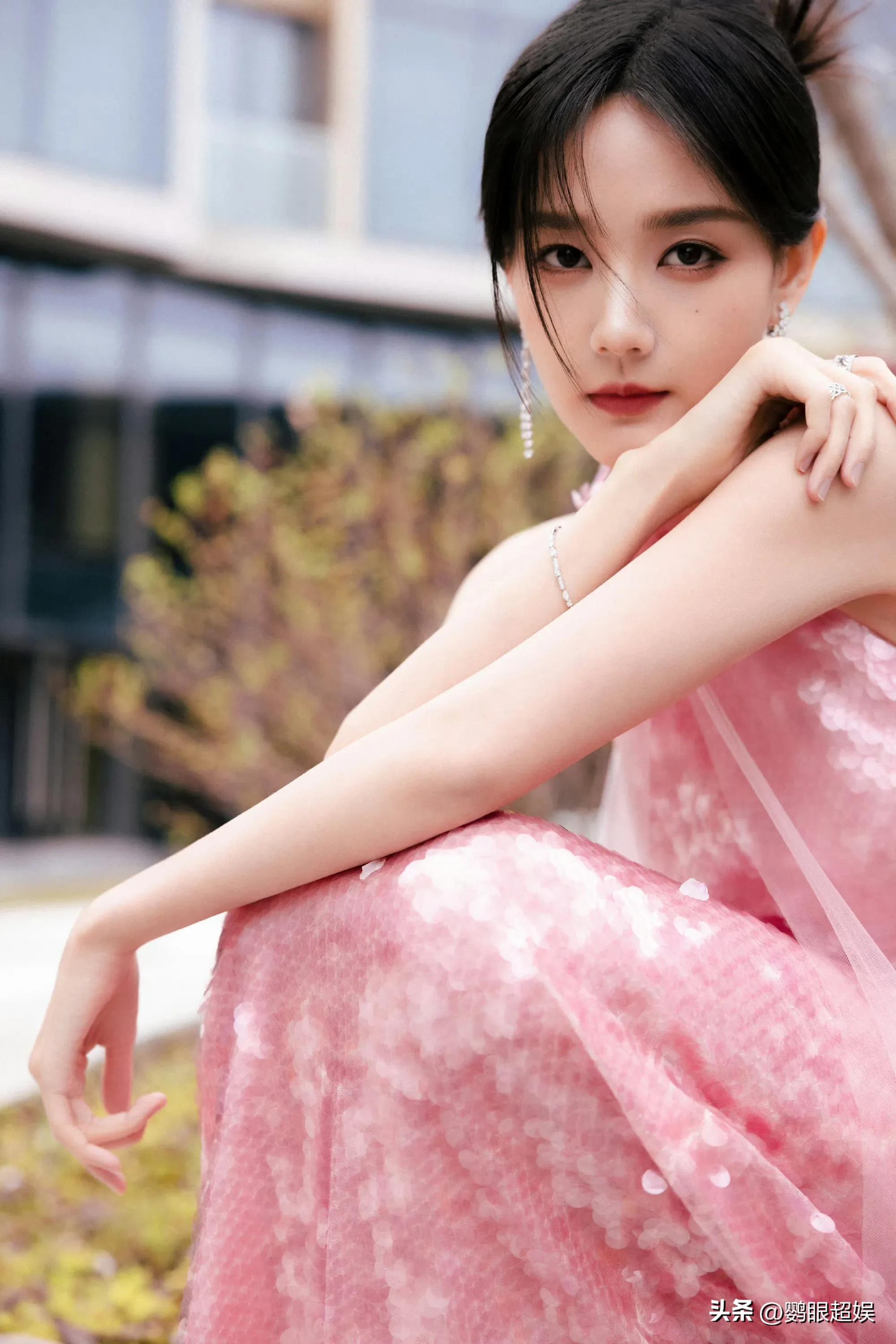 Photo of Li Yitong's pink tulle dress with hanging neck and backless ...