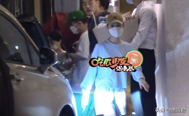 Yang Mi and Guo Xiaoting have a dinner in Hengdian, and they are ...